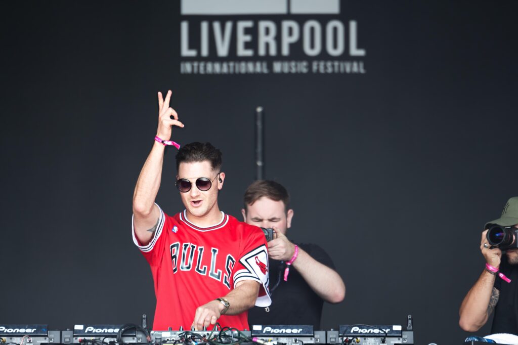 Expres Top: Taneční hudba vládne všem hitparádám - Expres FM