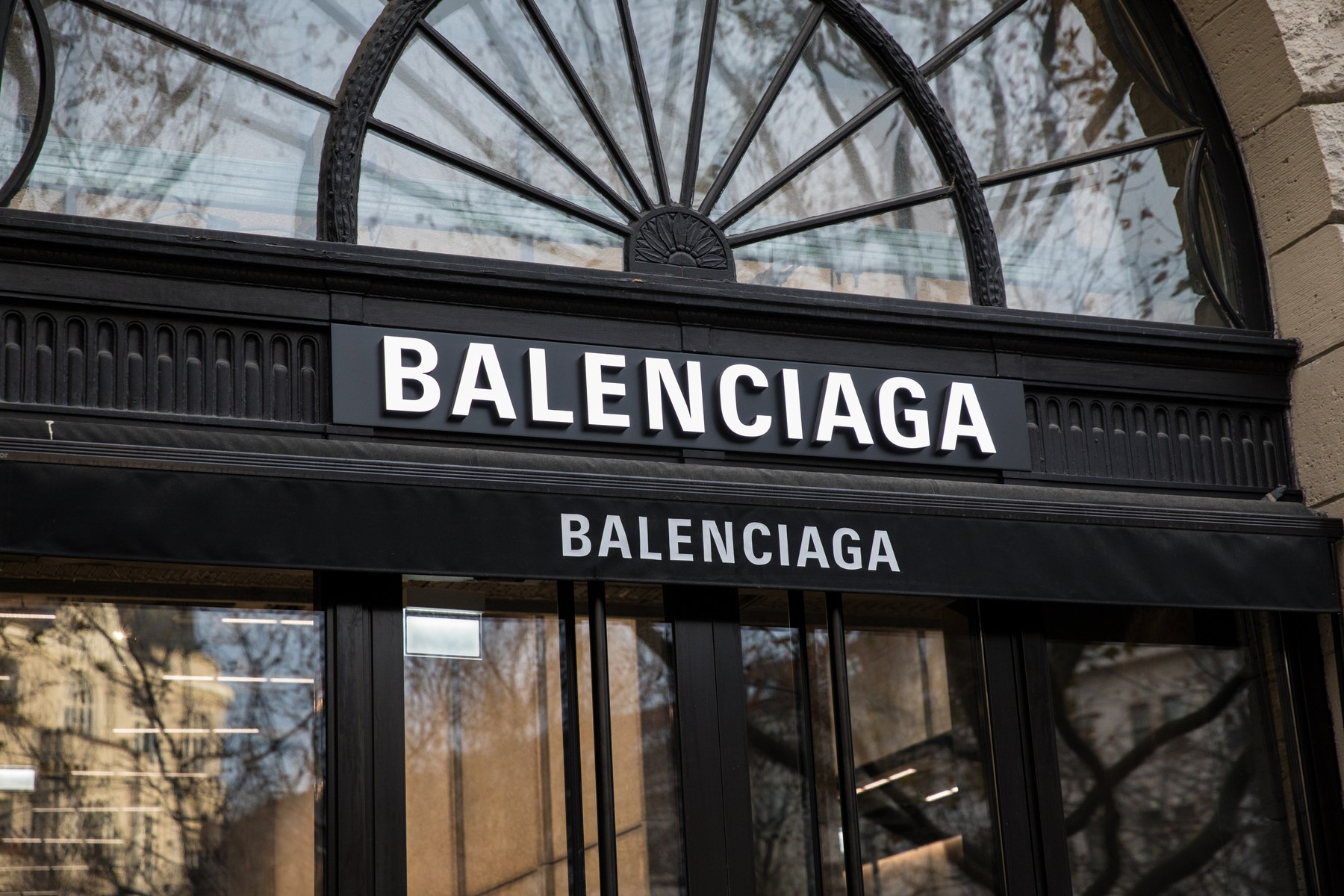 Balenciaga hasí další průšvih: Reklama ukazovala děti se sado maso ...