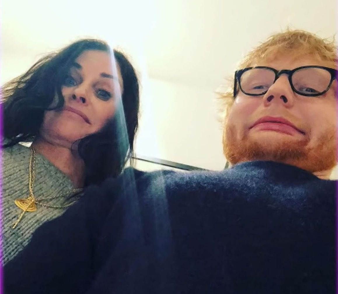 Nejsou milenci, ale kamarádi: Ed Sheeran u Courtney Cox bydel a složil ...