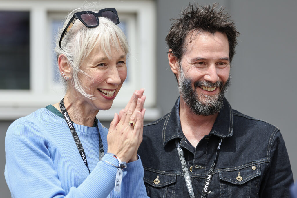 Divoká jízda v Německu i koncerty po celé Evropě: Keanu Reeves si užil ...