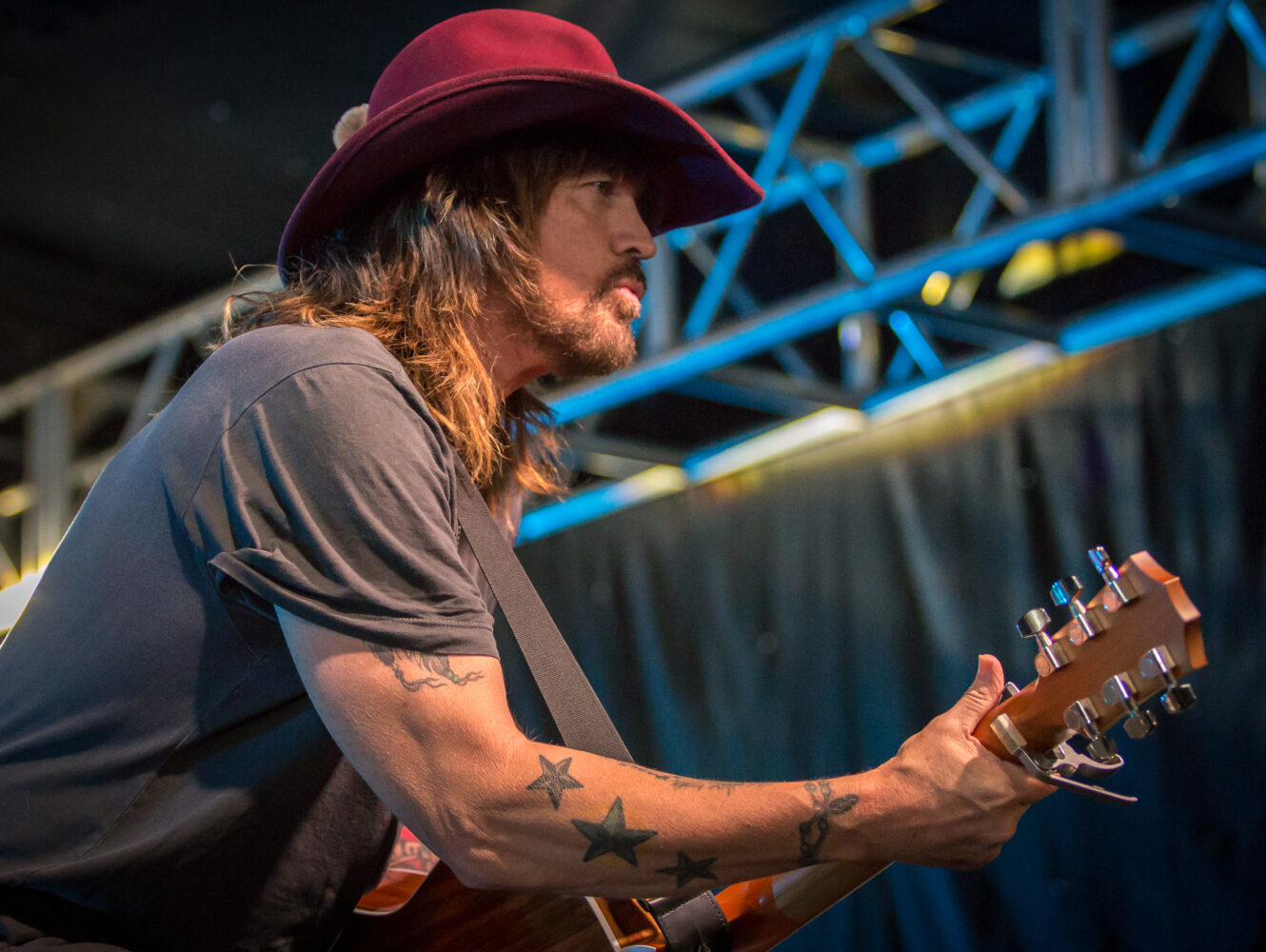 V USA byl hvězdou dávno, v Evropě mu ke slávě pomohla dcera Miley i ...