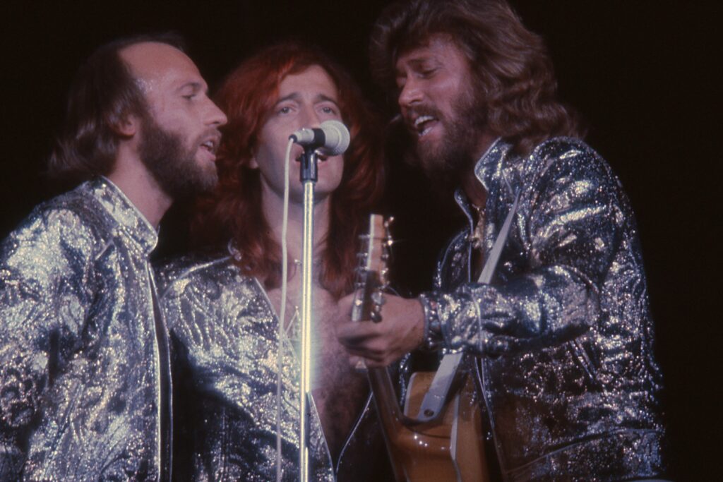 Když svět zachvátila horečka: Album s písněmi Bee Gees dobylo hitparády ...