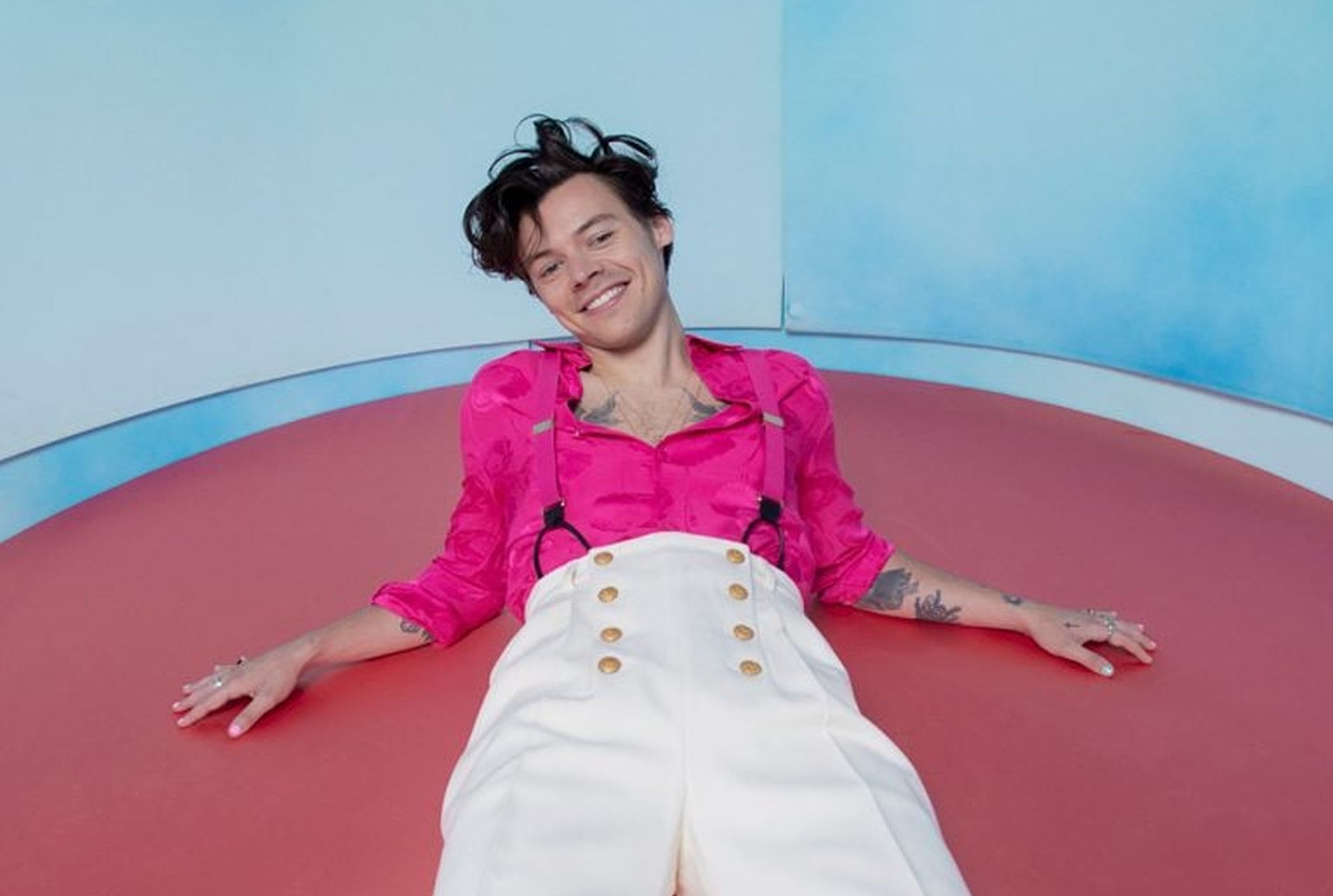 Popový princ slaví narozeniny: Harry Styles zazářil v uměle vytvořeném ...