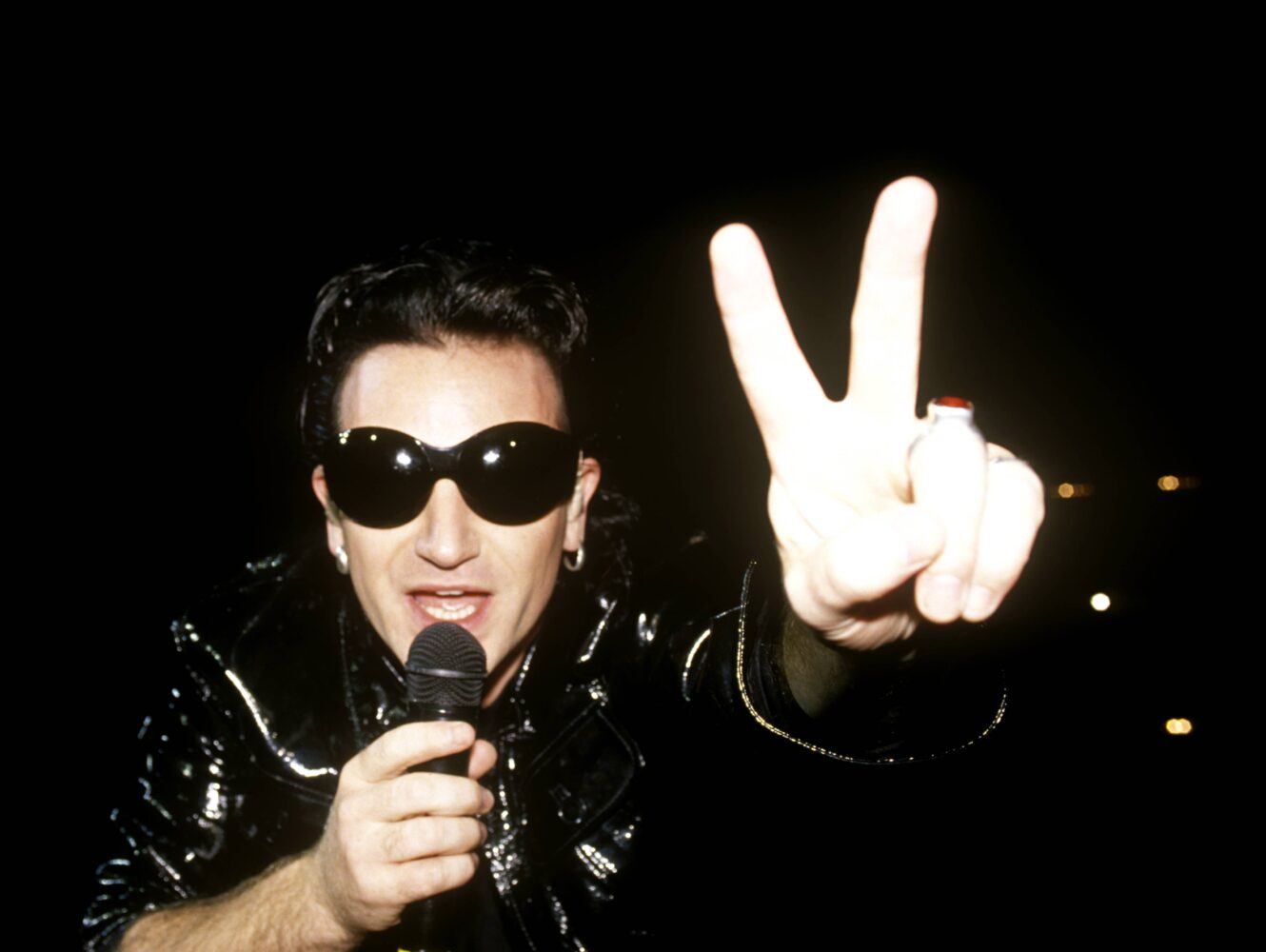 Bonova velmi osobní úvaha o pomíjivosti: V hitu Lemon vzpomíná frontman ...